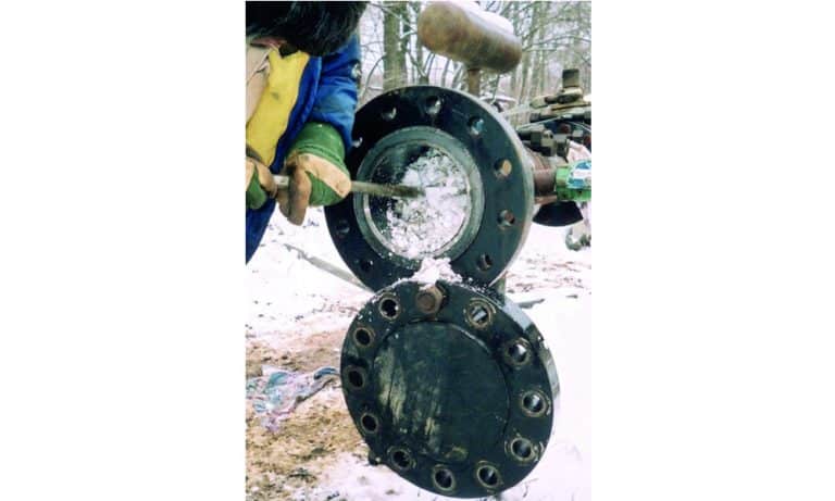 Natural gas storage in salt caverns and the challenge of hydrate formation